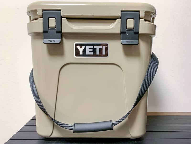 2Lペットボトルが縦に入るYETIの新作コンパクトクーラーボックス「Roadie24」が凄い！ – キャンプクエスト