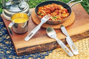 CAMP HACKからソロキャンプをテーマにした公式BOOK発売！Marmot カトラリーセット付き – キャンプクエスト