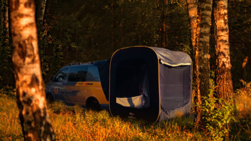 クルマに連結できるテントCARSULEが大型車に対応！これで車中泊がさらに捗る – キャンプクエスト