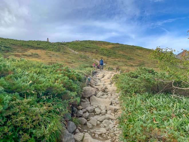北アルプス入門の山「唐松岳」の八方尾根ルートで日帰り登山とダイナミックな絶景を楽しむ – キャンプクエスト